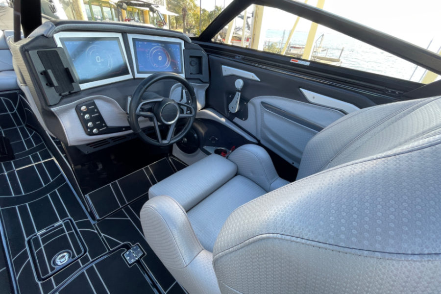 ウェイクサーフィン中古艇情報 | CENTURION Ri245 2021Model